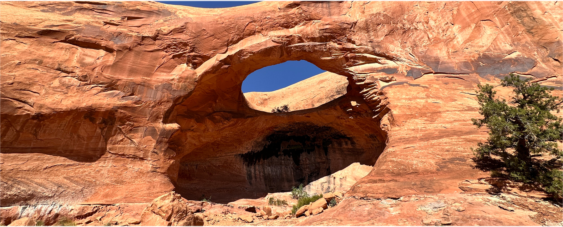 Der mystische Pinto Arch liegt hoch über dem malerischen Colorado River